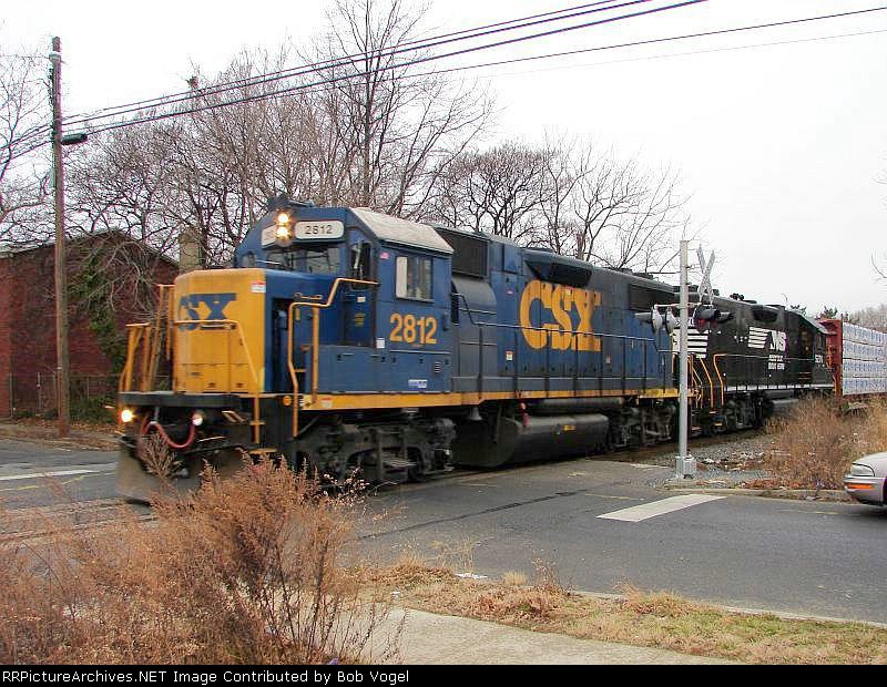 CSX 2812 and NS 5270